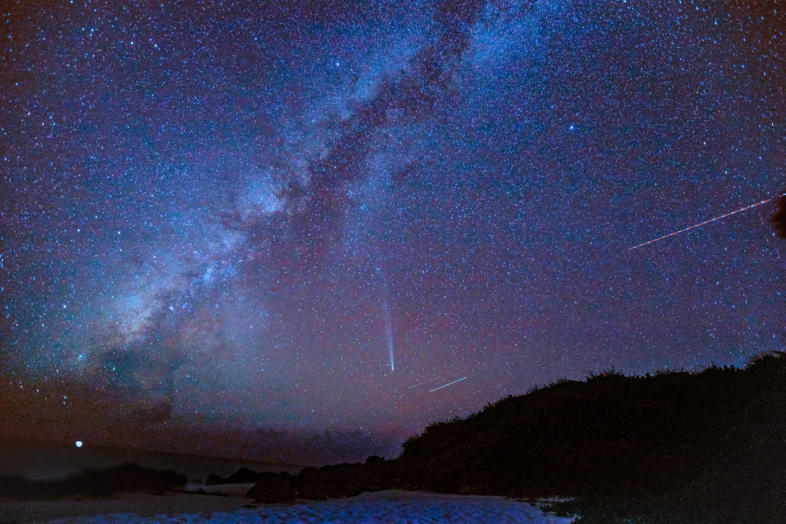 Atlas Comet & Milky Way Free Stock Photo from Japan - PAKUTASO
